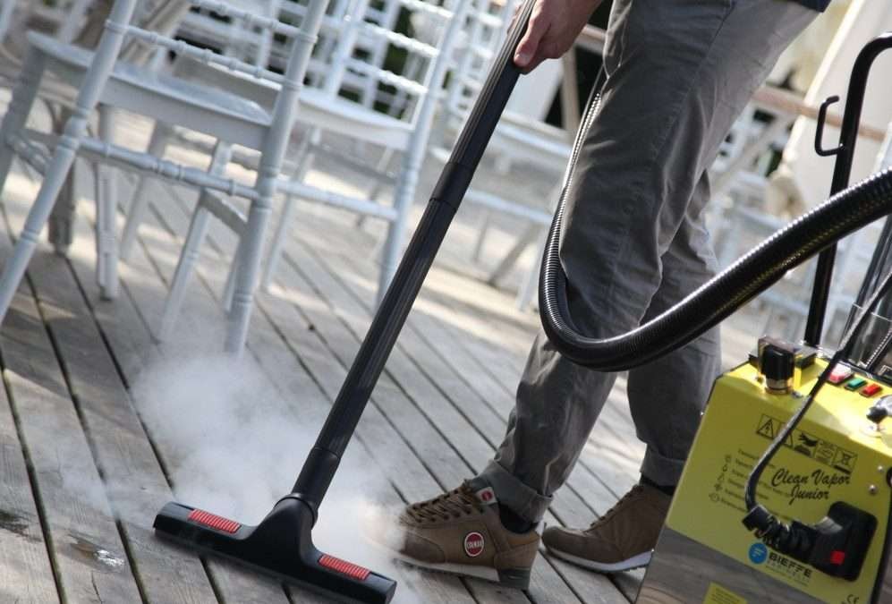 Outdoor cleaning with Dry industrial steam cleaners